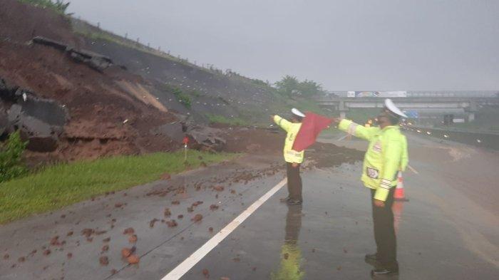 Tebing di Bahu Jalan Tol Pandaan-Malang Longsor - TribunNews.com