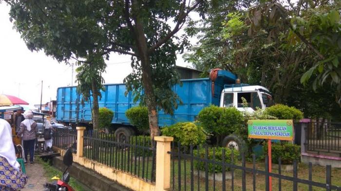 Rem Blong, Truk Tabrak Pagar SMPN 21 Pekanbaru - TribunNews.com Rem Blong, Truk Tabrak Pagar SMPN 21 Pekanbaru - TribunNews.com