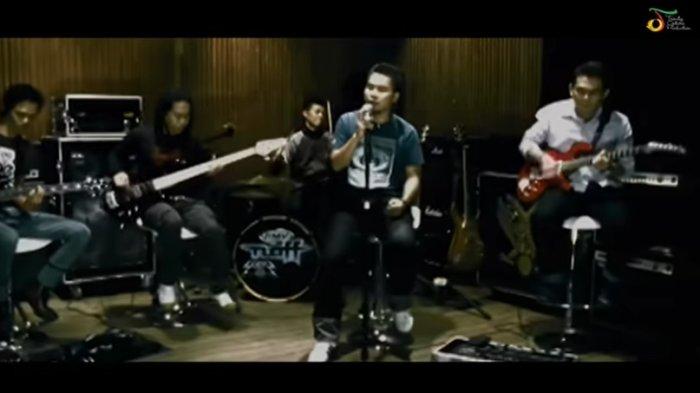 Chord Gitar dan Lirik Lagu Seharusnya Kita - NAFF: Saat Relung Hatiku ...