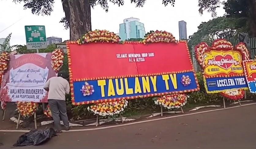 Acara Ngunduh Mantu Al Ghazali Dipenuhi Karangan Bunga, Milik Andre ...