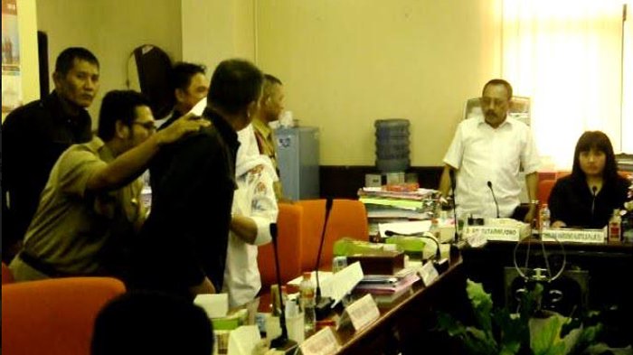 Ketua DPRD Surabaya dan Kasatpol PP Nyaris Berantem di Gedung Dewan ...