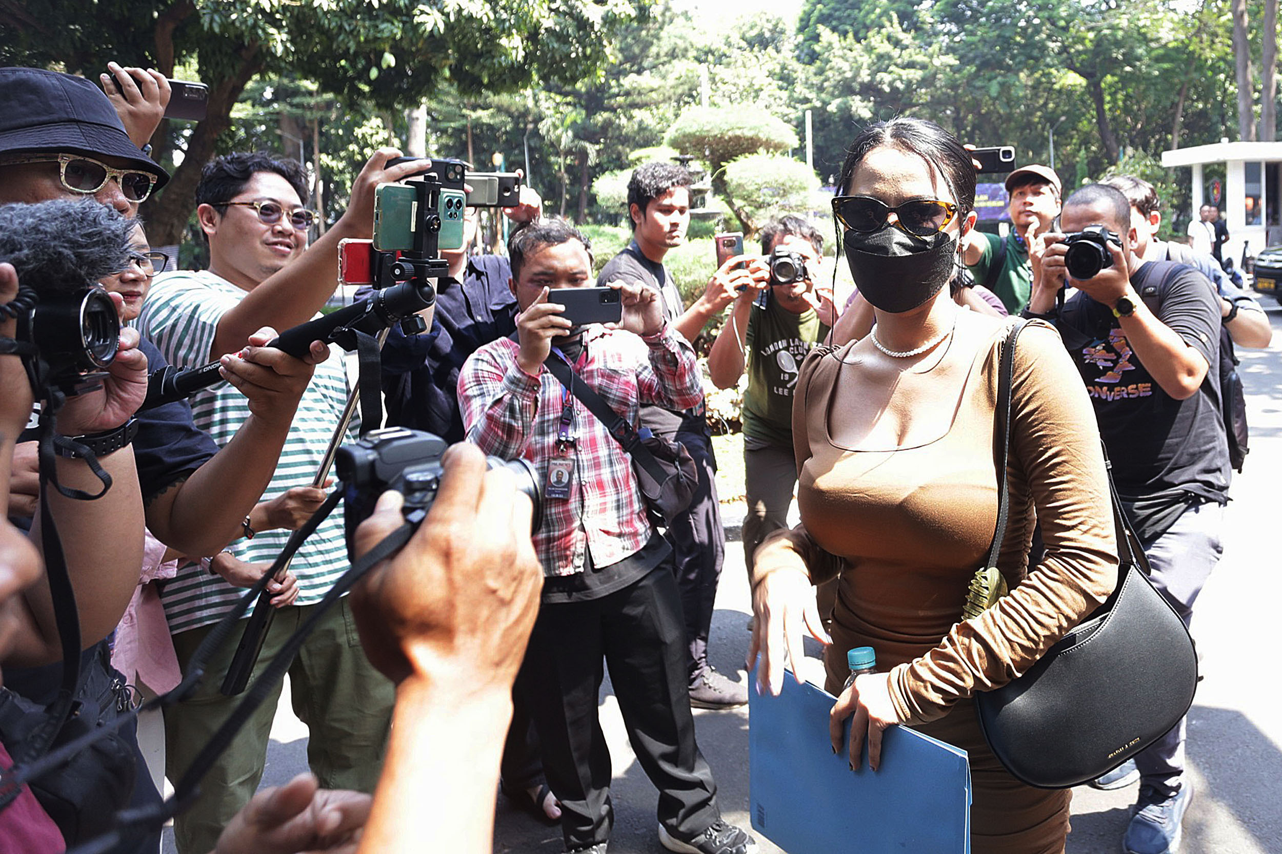 Polisi Tetapkan 11 Pemeran Film Porno Jaksel Jadi Tersangka, Ada Siskaeee hingga Virly Virginia ...