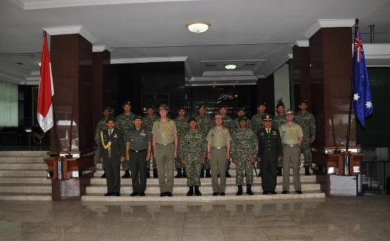 Foto: Akrabnya Kasad Australia Bersama Anggota Kostrad TNI - TribunNews.com