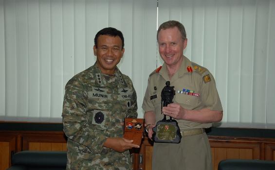 Foto: Akrabnya Kasad Australia Bersama Anggota Kostrad TNI - TribunNews.com