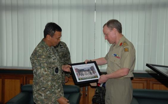 Foto: Akrabnya Kasad Australia Bersama Anggota Kostrad TNI - TribunNews.com