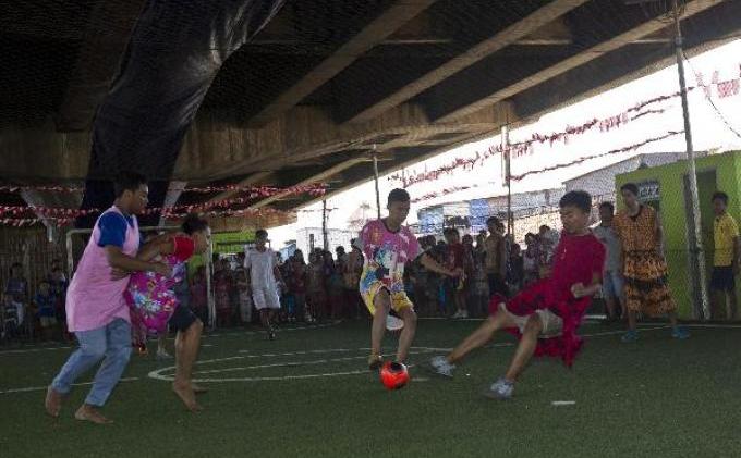 Foto: Idih, Cowok-cowok Main Bola Pakai Daster, Bergaya Centil ...