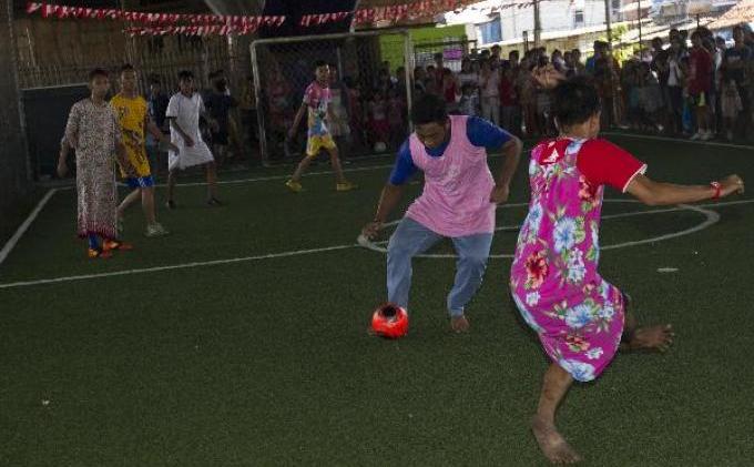 Foto: Idih, Cowok-cowok Main Bola Pakai Daster, Bergaya Centil ...