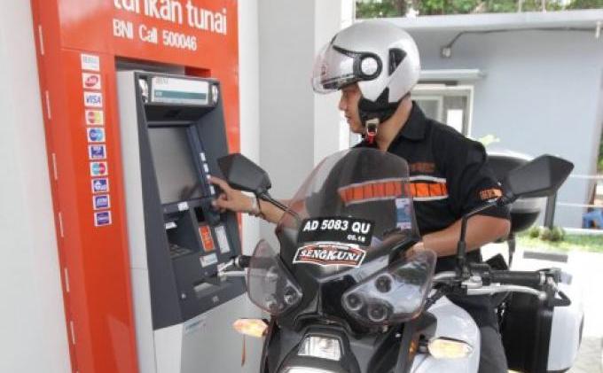 Mesin ATM Ride Thru Sepeda Motor BNI - TribunNews.com