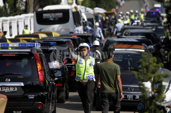 Polisi Atur Lalu lintas, Foto 4 #9318 - TribunNews.com