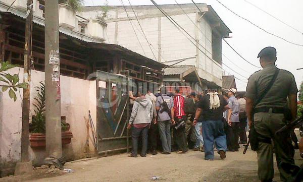 Polisi Grebek Kampung Ambon Cengkareng , Foto 3 #9904 - TribunNews.com