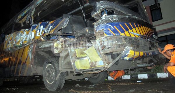 Bus Doa Ibu Dievakuasi, Foto 3 #15342 - TribunNews.com