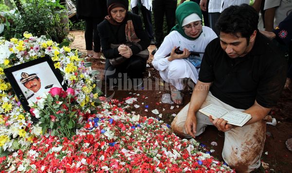 Pemakaman aktor Senior Kaharudin Syah, Foto 4 #25202 - TribunNews.com