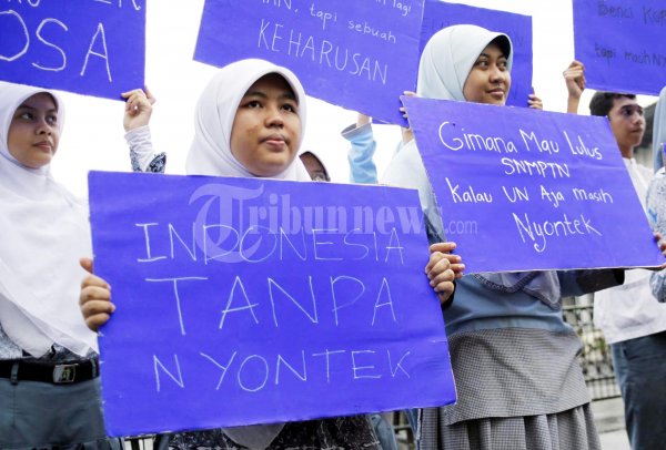 Pelajar Demo Anti Nyontek, Foto 2 #39072 - TribunNews.com