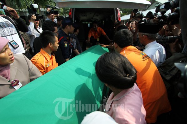 Jenazah Alm Menkes Endang Rahayu Sedyaningsih di Bawa Kerumah Du, Foto ...