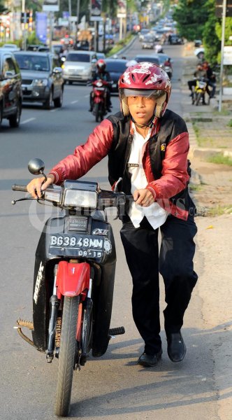 Kehabisan Premium Dorong Motor Hingga Puluhan Meter, Foto 4 #72111 ...