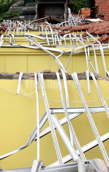 Atap Sekolah Roboh, Foto 1 #80801 - TribunNews.com