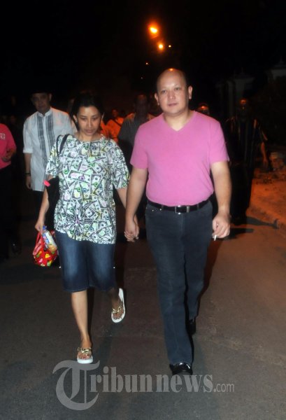 Ari Sigit Berjalan Mesra Bersama Istri Tercinta, Foto 17 #136712 ...