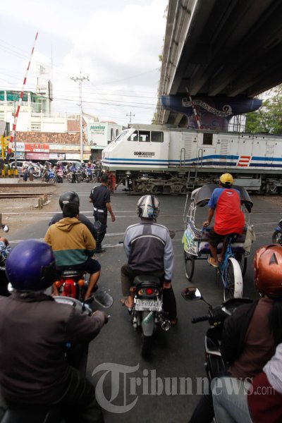 Palang Pintu Kereta Api Rusak, Foto 1 #142092 - TribunNews.com