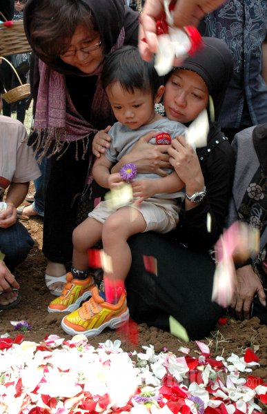 Pemakaman Copilot Toni Hartono, Foto 4 #217462 - TribunNews.com