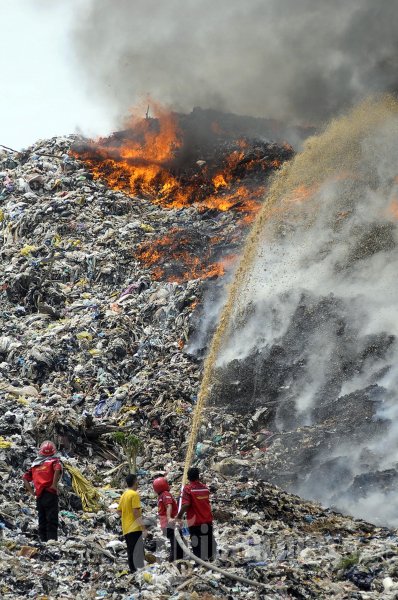 Kebakaran Gunung Sampah TPA Bukit Pinang, Foto 1 #217682 - TribunNews.com Kebakaran Gunung Sampah TPA Bukit Pinang, Foto 1 #217682 - TribunNews.com