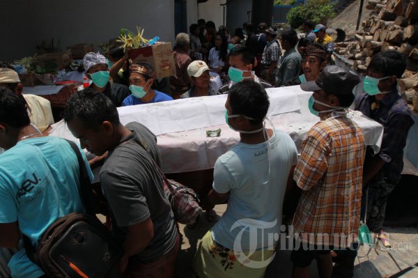 Proses Kremasi Jenazah Korban Balinuraga, Foto 6 #255632 - TribunNews.com