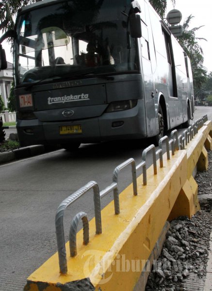 Besi Pembatas Jalur Busway, Foto 3 #275952 - TribunNews.com