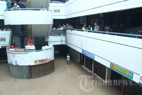 Pasar Cipulir Lumpuh Terendam Banjir, Foto 5 #280792 - TribunNews.com