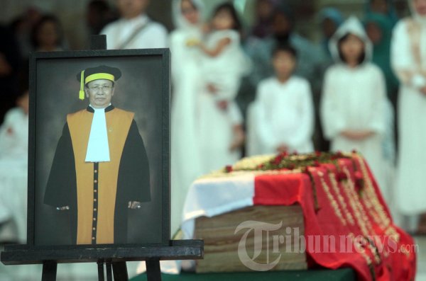 Hakim Agung Muhammad Taufik Disemayamkan, Foto 4 #309691 - TribunNews.com