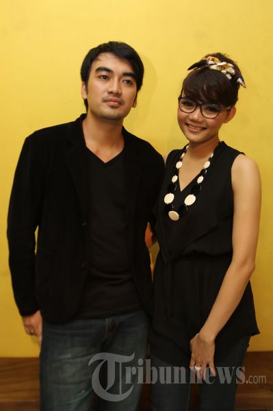 Rina Nose Bersama Suami, Foto 1 #327311 - TribunNews.com