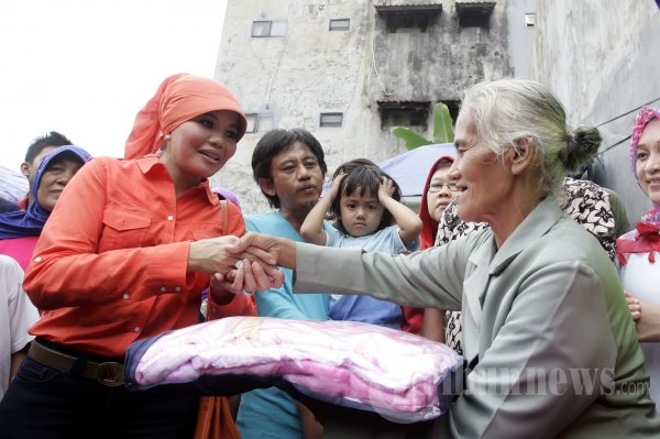 Kunjungi Korban Banjir, Foto 1 #355231 - TribunNews.com