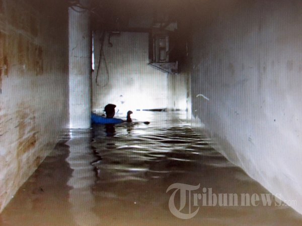 Penyelam Mencari Korban Banjir UOB Plaza, Foto 11 #356471 - TribunNews.com
