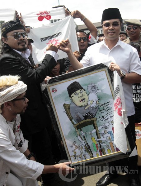 Aceng Fikri Terima Cenderamata, Foto 9 #425992 - TribunNews.com