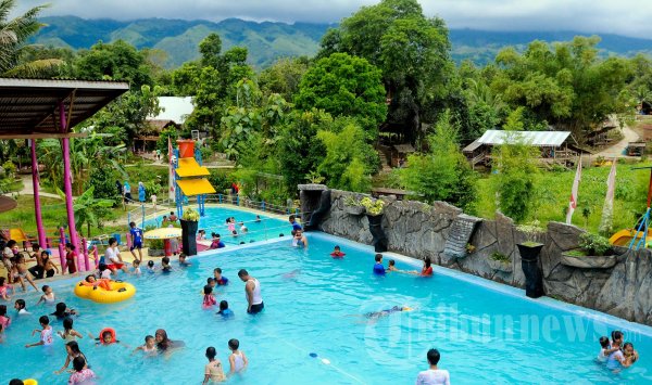 Kolam Renang di Taman Rusa, Foto 1 #437181 - TribunNews.com