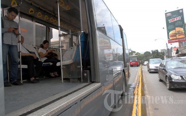 Penumpang TransJakarta, Foto 2 #470132 - TribunNews.com