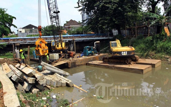 Pemasangan Turap Beton di Kali Ciliwung, Foto 1 #486621 - TribunNews.com