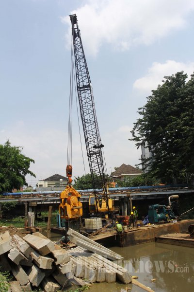 Pemasangan Turap Beton di Kali Ciliwung, Foto 3 #486641 - TribunNews.com
