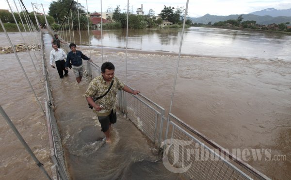 Banjir Akibat Sungai Citarum Meluap, Foto 2 #509191 - TribunNews.com