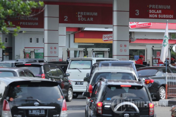 Antrian Panjang di SPBU A Yani, Foto 4 #647722 - TribunNews.com