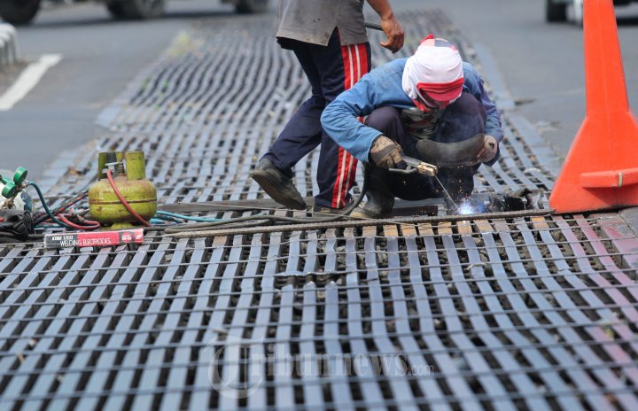 Pengelasan Besi Drainase, Foto 1 #654322 - TribunNews.com