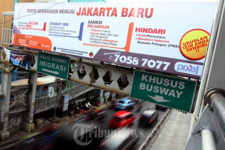 Spanduk Pemberitahuan Sosialisasi Tertib Izin Mendirikan Banguna, Foto ...