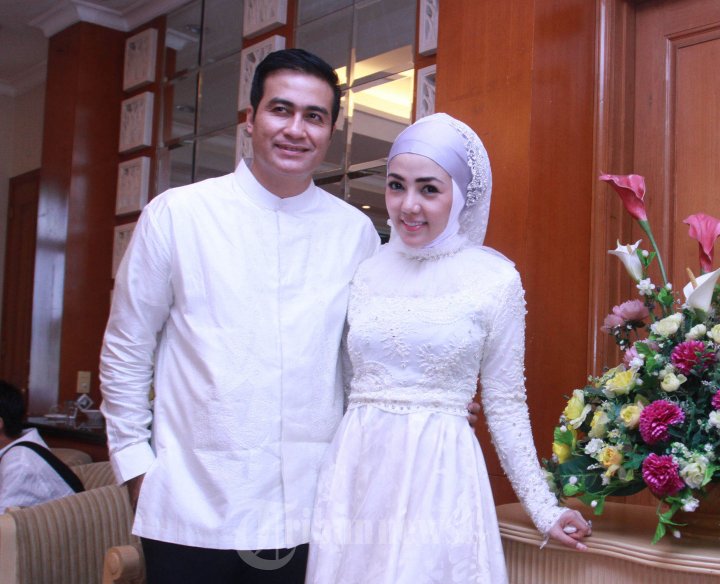Adjie Pangestu dan Bella Sophie Resmi Tunangan, Foto 5 #658041 ...