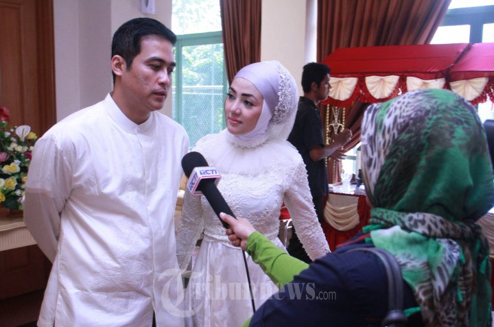 Adjie Pangestu dan Bella Sophie Resmi Tunangan, Foto 2 #658011 ...