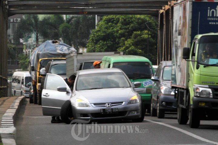 Mobil Sedan Mengalami Patah As Roda, Foto 3 #665781 - TribunNews.com