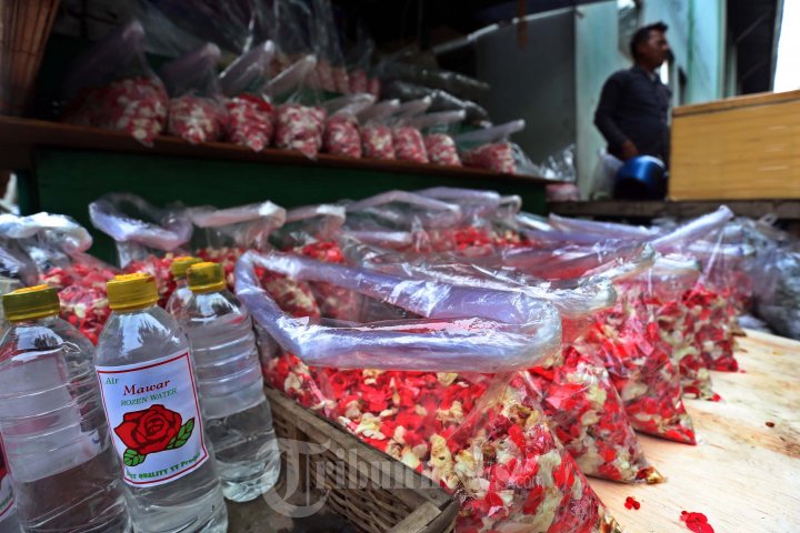 Pedagang Bunga Ziarah Kubur, Foto 1 #668771 - TribunNews.com