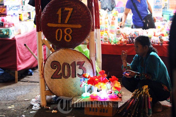 Dibawah Gapura HUT Kemerdekaan RI Ke 68, Foto 6 #726771 - TribunNews.com