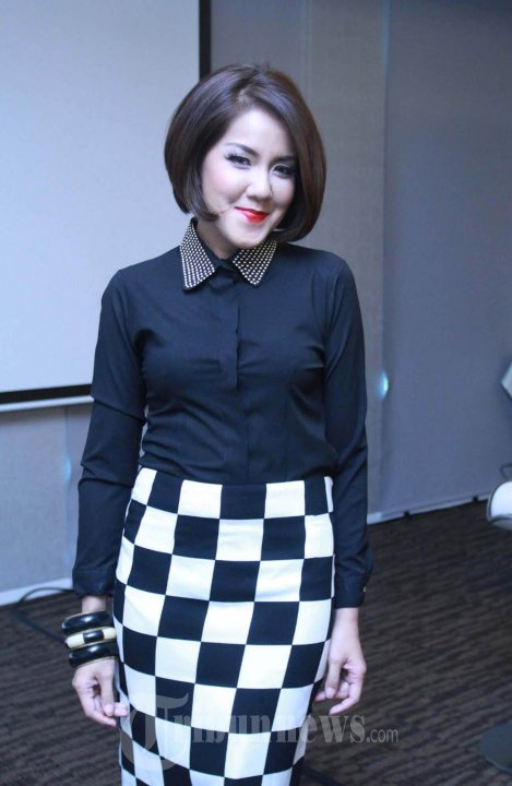 Ivy Batuta di Acara Loreal Hair Gloss, Foto 1 #753551 - TribunNews.com