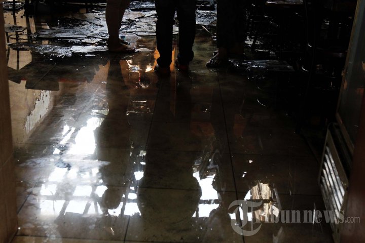 Rumah Makan di Lalap Api, Foto 2 #755362 - TribunNews.com