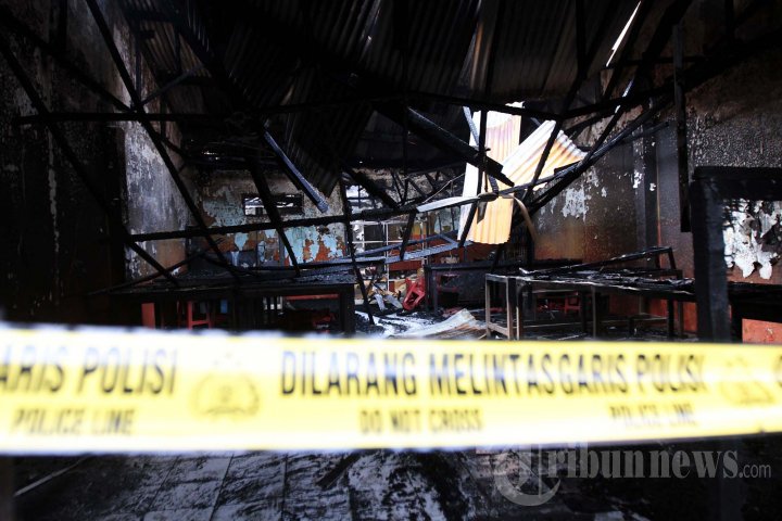 Rumah Makan di Lalap Api, Foto 1 #755352 - TribunNews.com