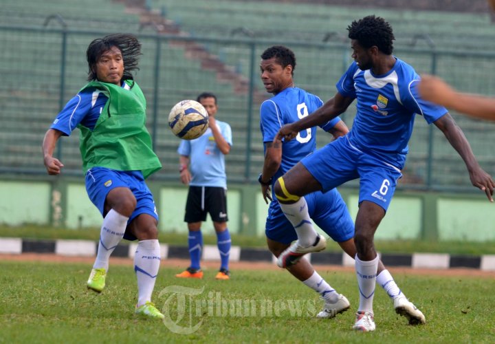 Dua Pemain Persib Hariono dan Abanda Herman Berlatih, Foto 1 #795912 ...