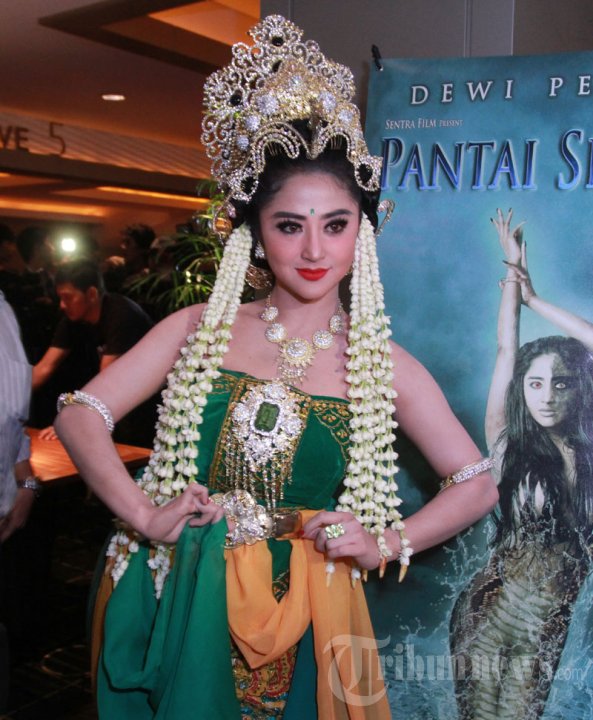 Dewi Perssik LARASATI PANTAI SELATAN , Foto 1 #805472 - TribunNews.com